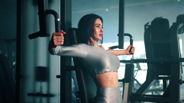 マシンチェストフライの効果的なやり方｜大胸筋を鍛えるマシントレーニング｜QITANO ® 北野カラダづくりラボ